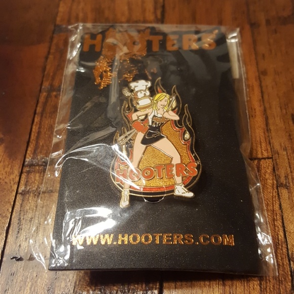 Hooters | Accessories | Hooters Limited Ed Apron Pin Accessory Rare ...